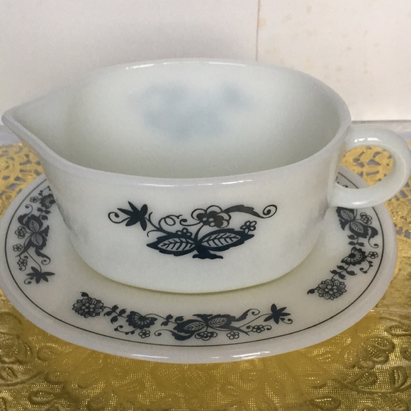 Corningware | Dining | Vintage Pyrex Corning Old Towne Blue Gravy Boat ...